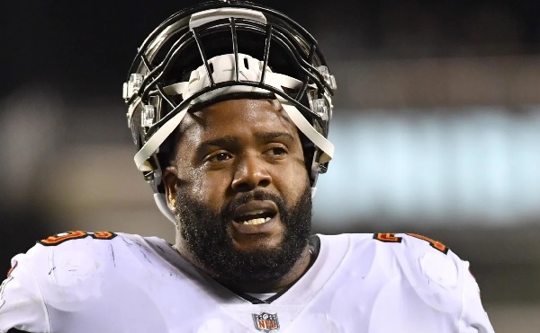 Chiefs Donovan Smith contract, salary and net worth (how much he will ...